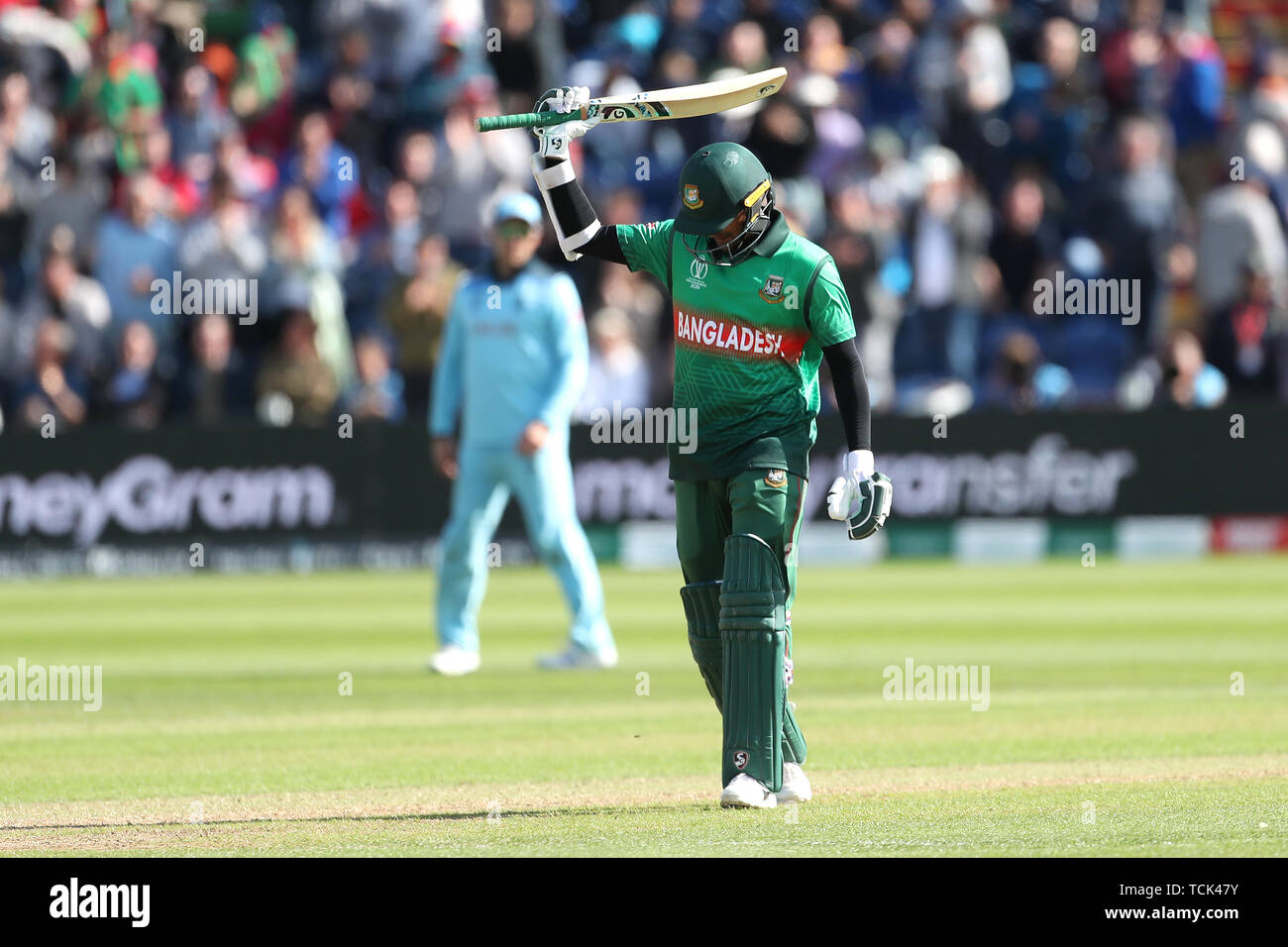 Le Bangladesh's Shakib Al Hasan célèbre son siècle au cours de l'ICC ...