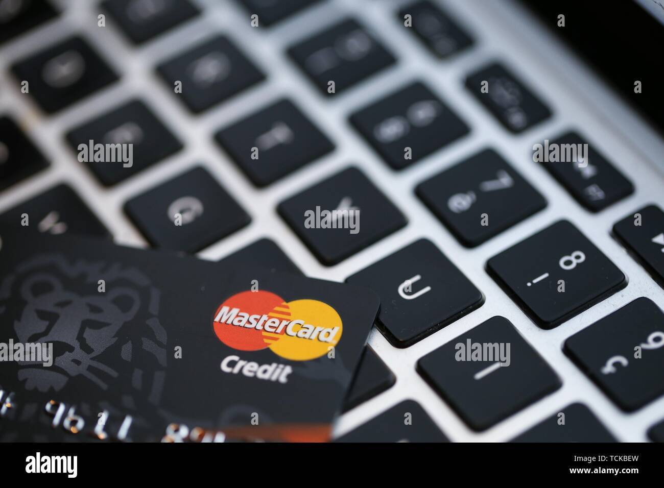 Carte de crédit Mastercard sur un clavier d'un ordinateur, symbole ...