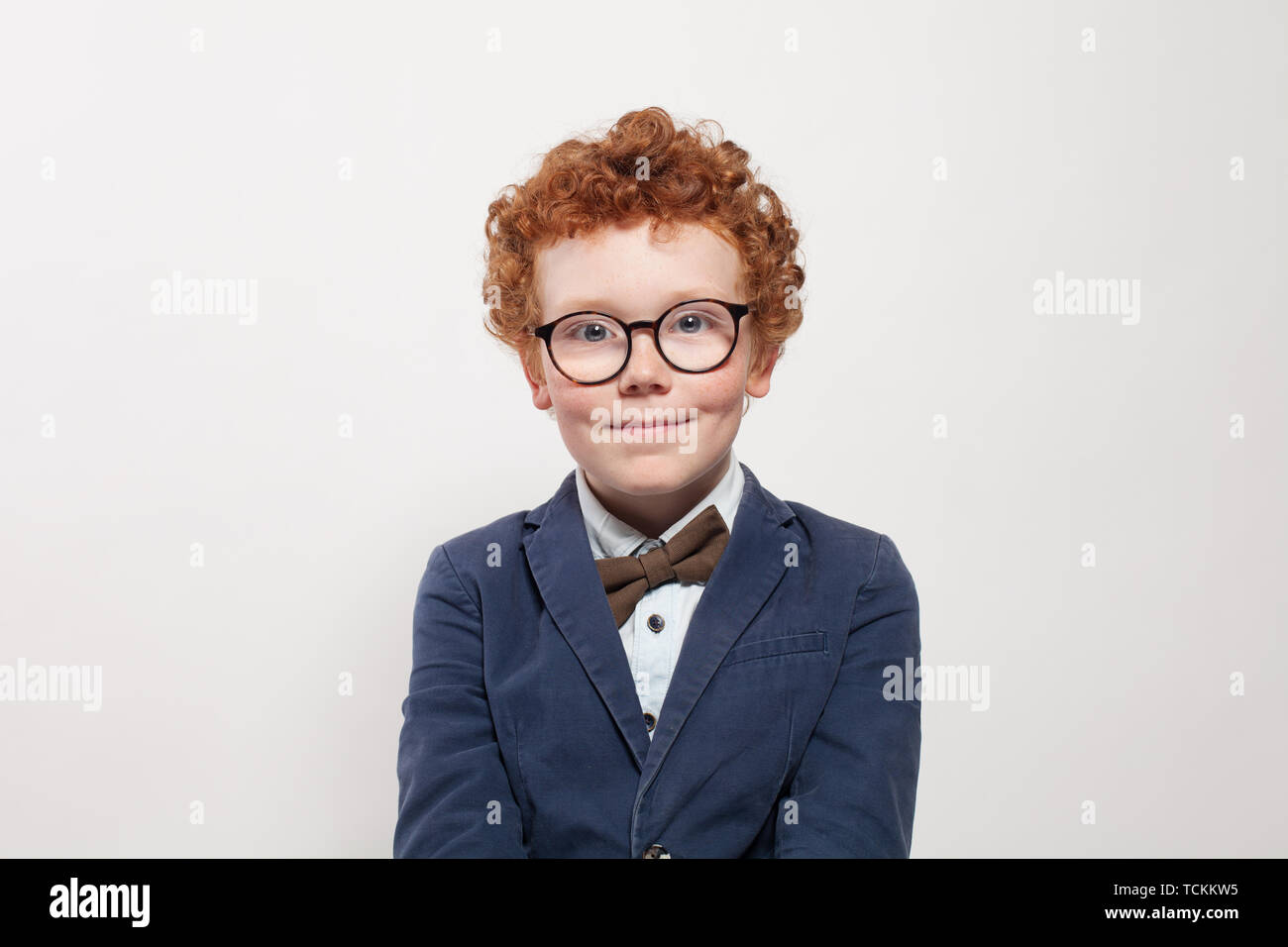 Cute child en lunettes et costume bleu portrait. Garçon roux drôle sur ...