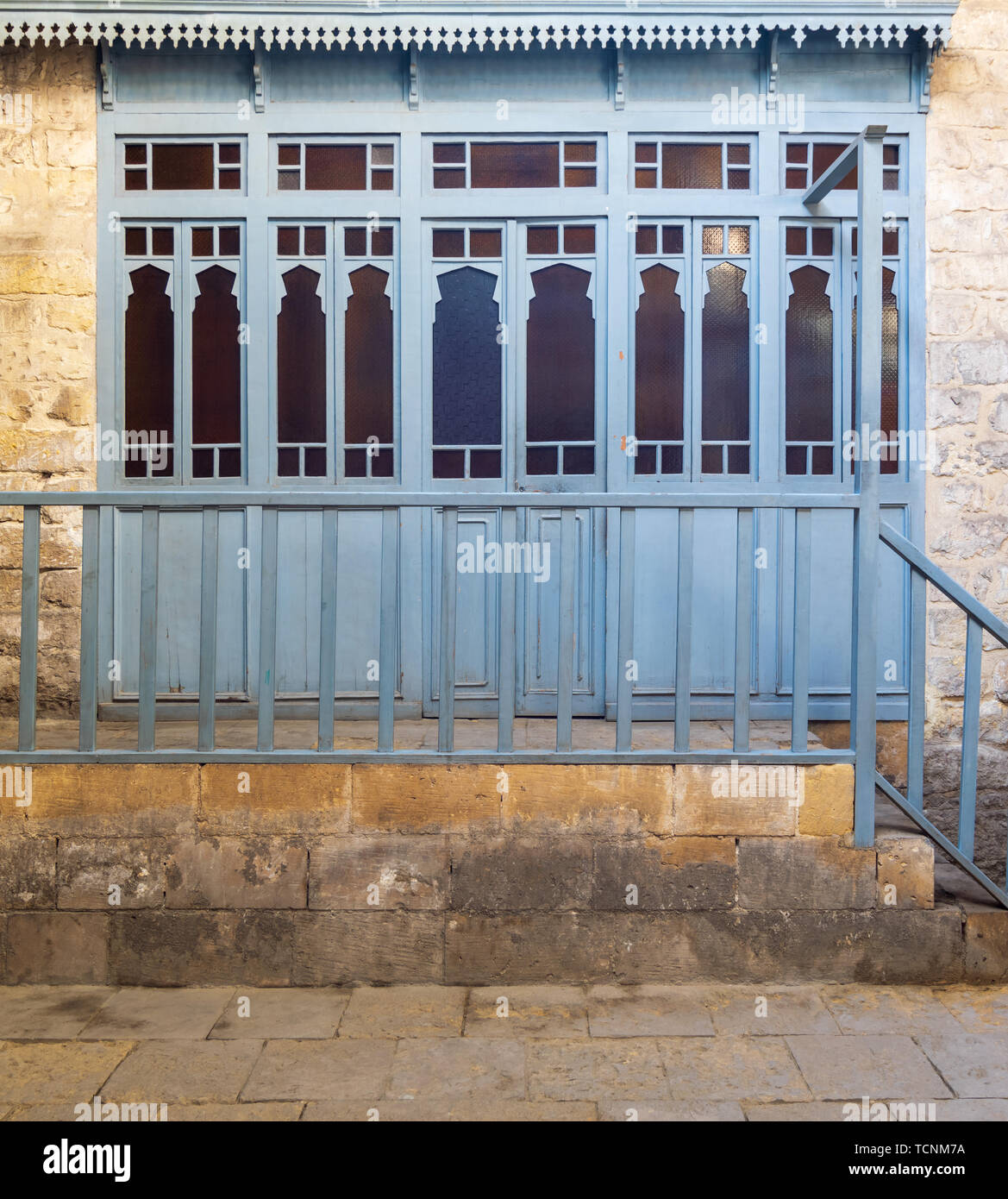 Vestiaires avec porte en bois bleu en bois à volets et balustrades ...