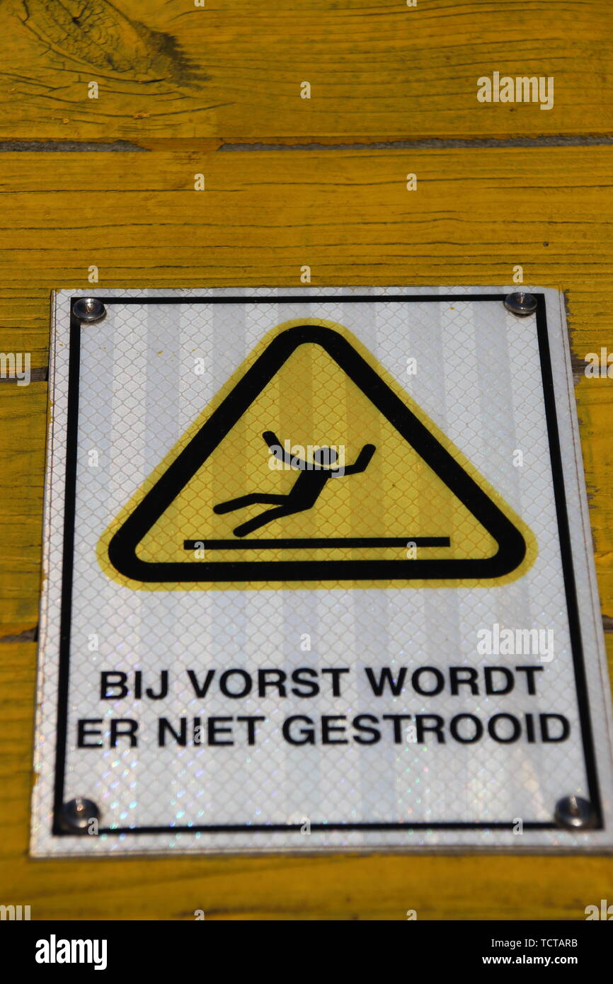 Le fameux rond-point avec la route et le tramway nommé Hofplein avec ...