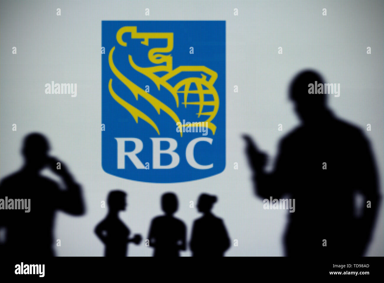 Le logo de RBC Banque Royale est vu sur un écran LED à l'arrière-plan ...