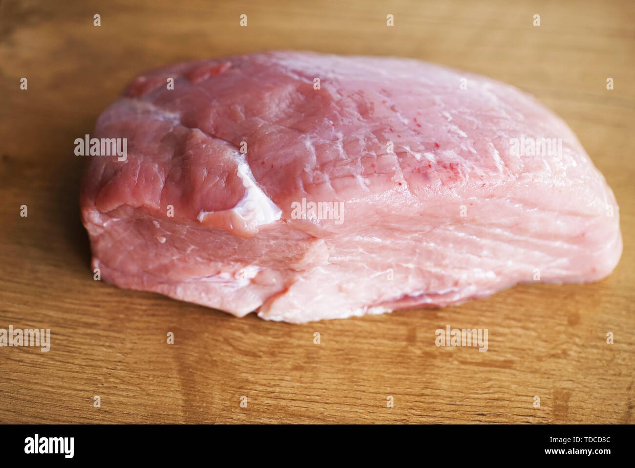 La viande de porc fraîche sur une planche à découper, Beef Carbonade ...