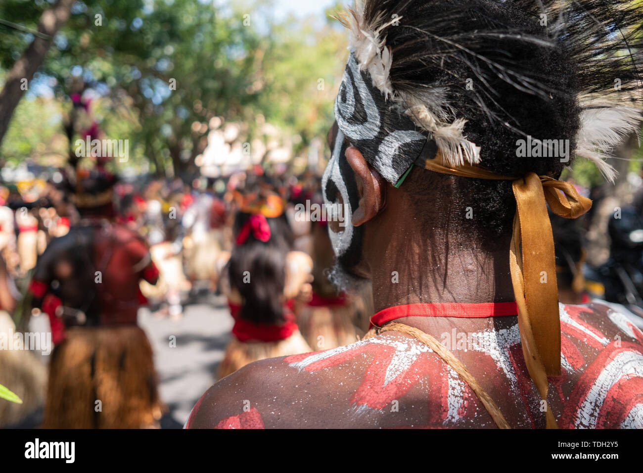 Danseurs papoue se prépare pour une performance au Festival des Arts de ...