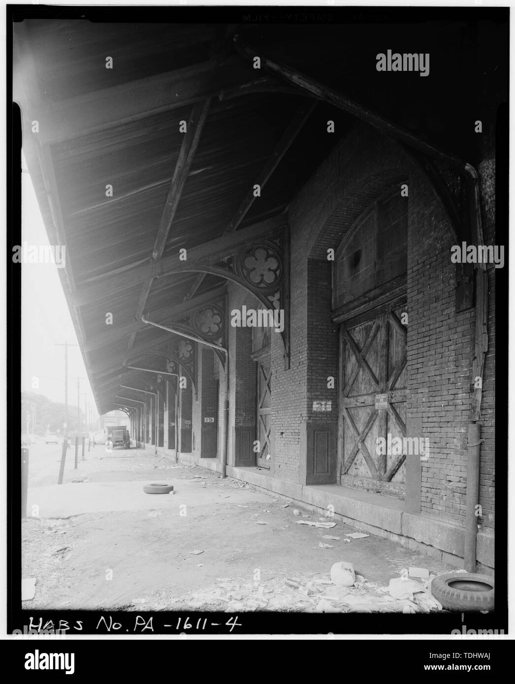 Toit surplombant Banque d'images noir et blanc - Alamy