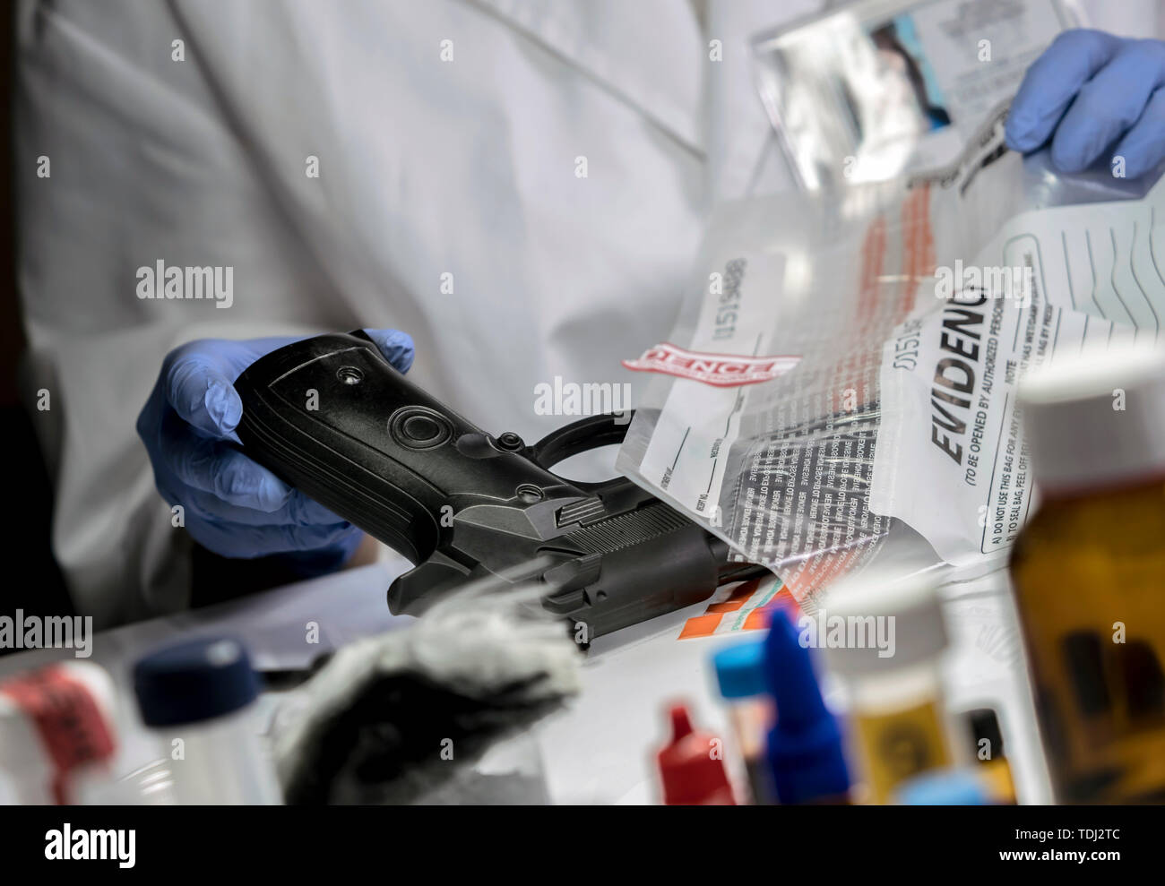 Officier de police scientifique Banque de photographies et d’images à ...