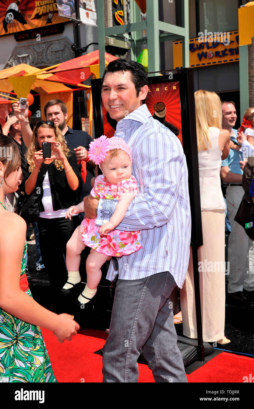 Lou diamond phillips family kung Banque de photographies et d’images à ...