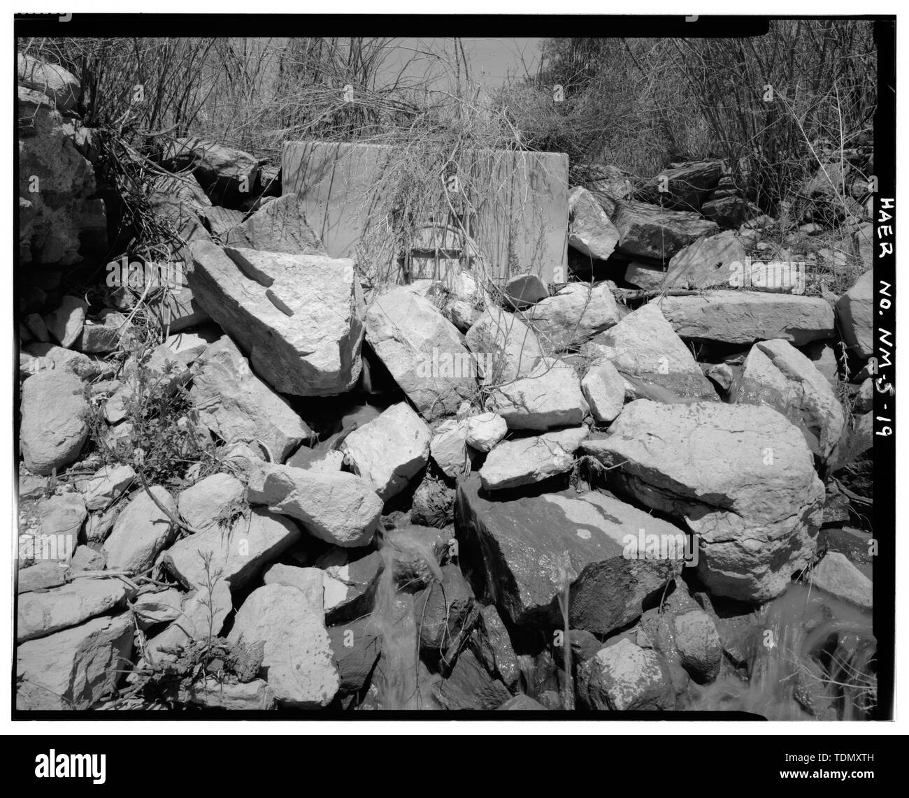Barrage en pierre Banque d'images noir et blanc - Alamy