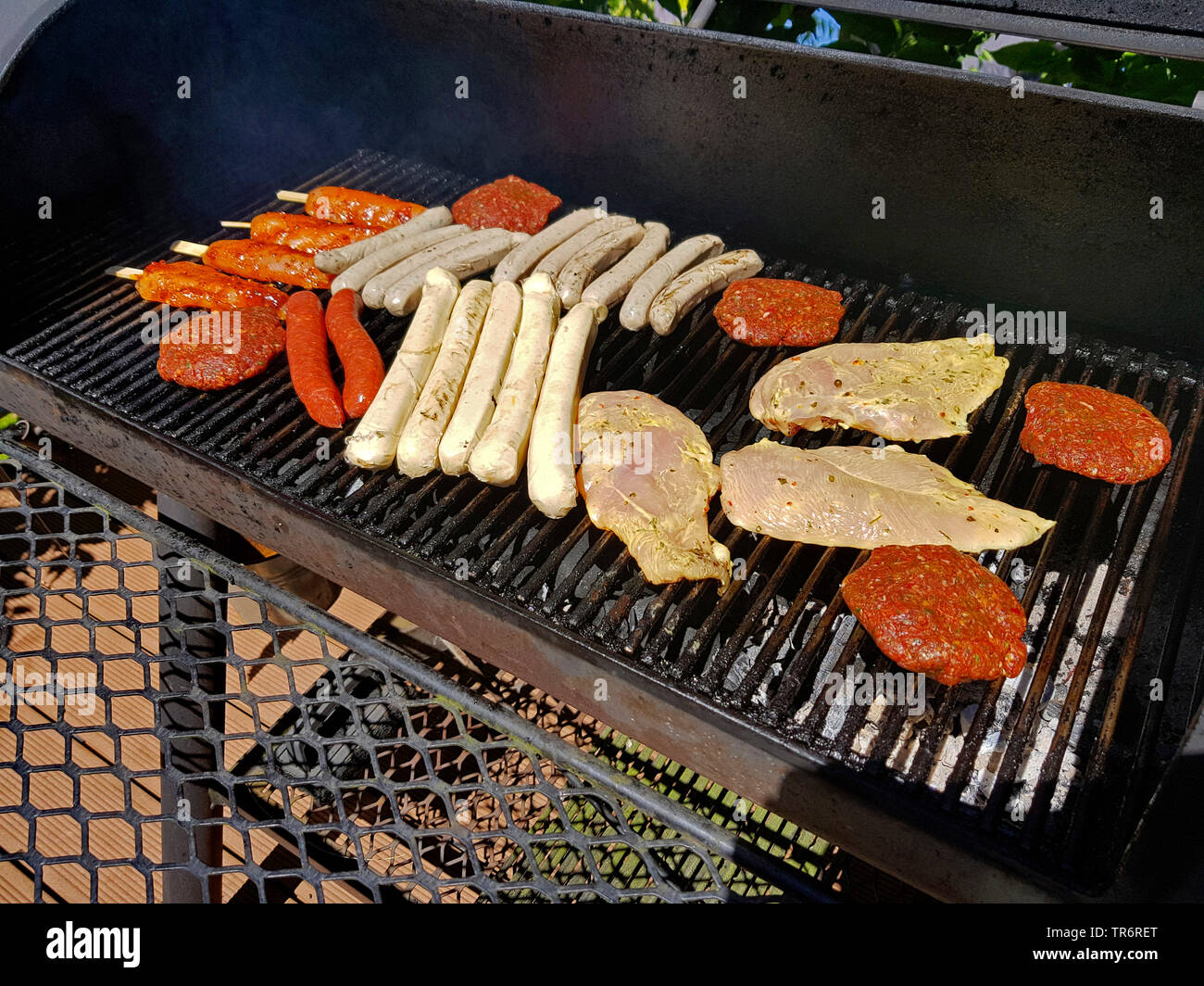 Viande dans un grill Banque de photographies et d’images à haute ...