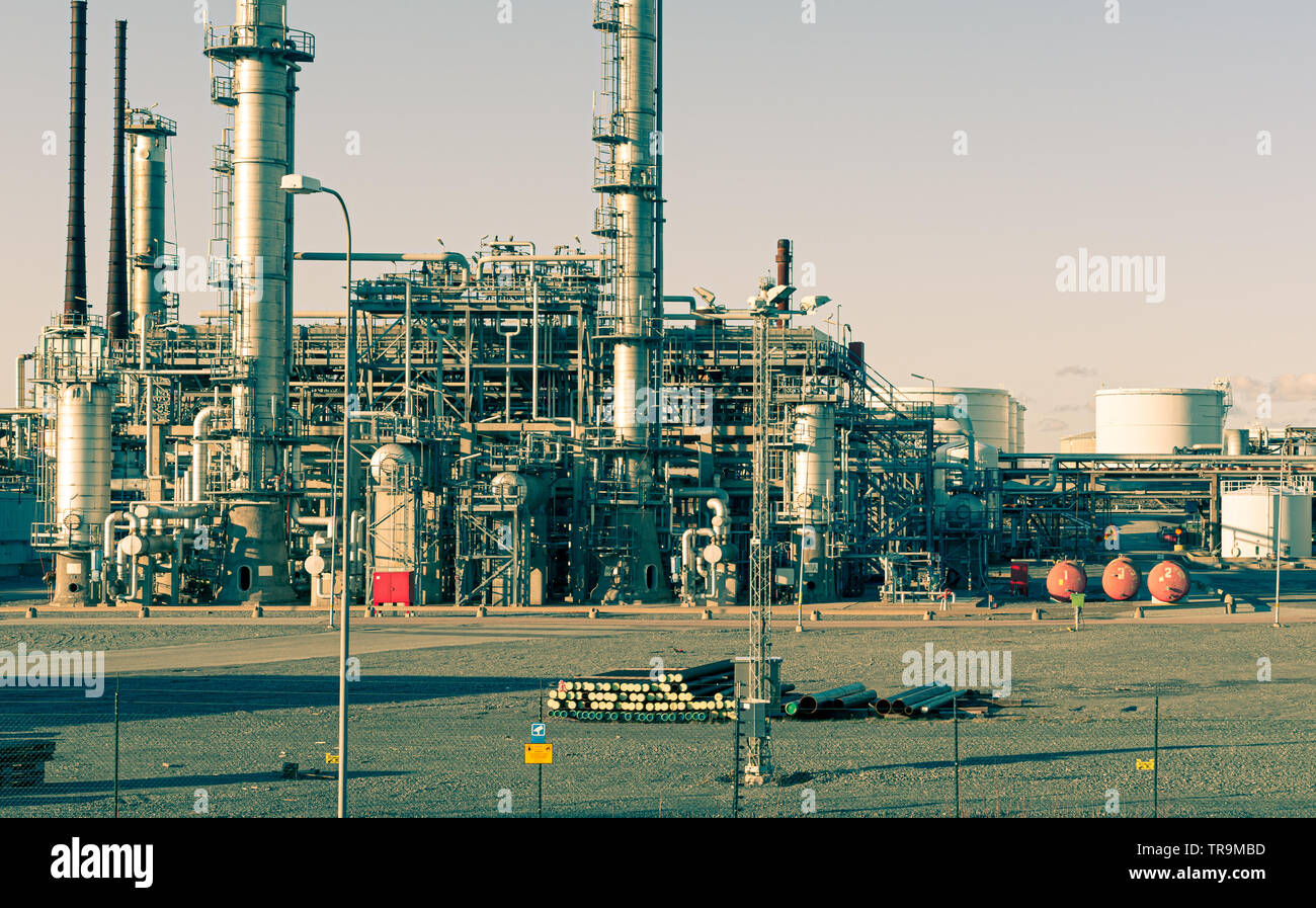 Détails d'une raffinerie de pétrole Photo Stock - Alamy