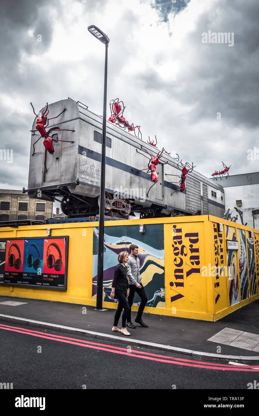 Train et de fourmis rouges géantes à l'installation de triage de ...