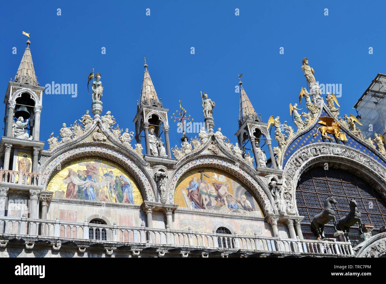 Détails de la décoration du toit de la Cathédrale Patriarcale Basilique ...