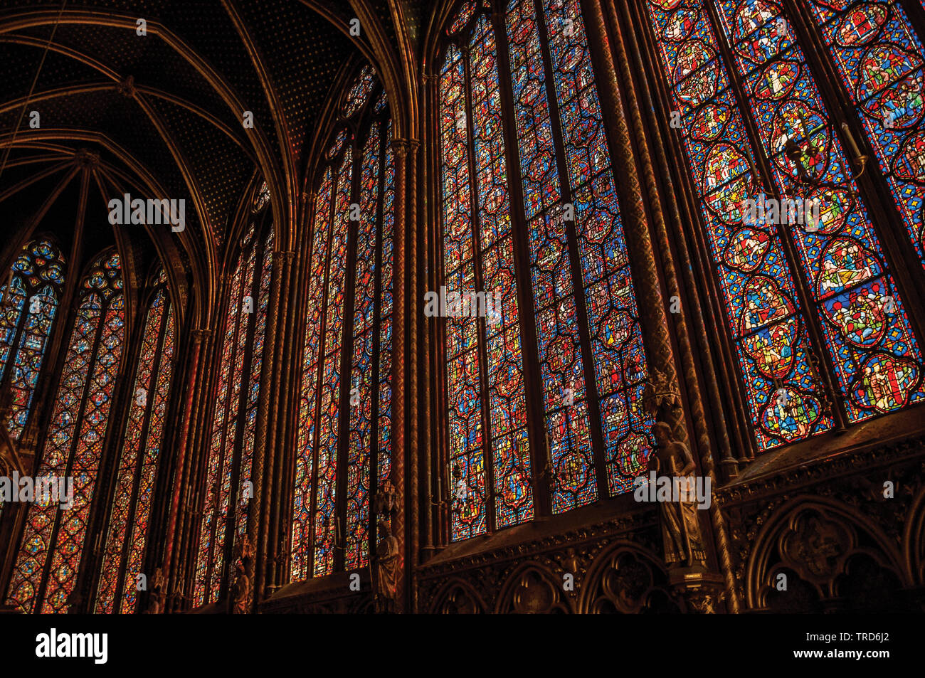 Vitraux colorés dans le quartier gothique de la Sainte-Chapelle (église ...