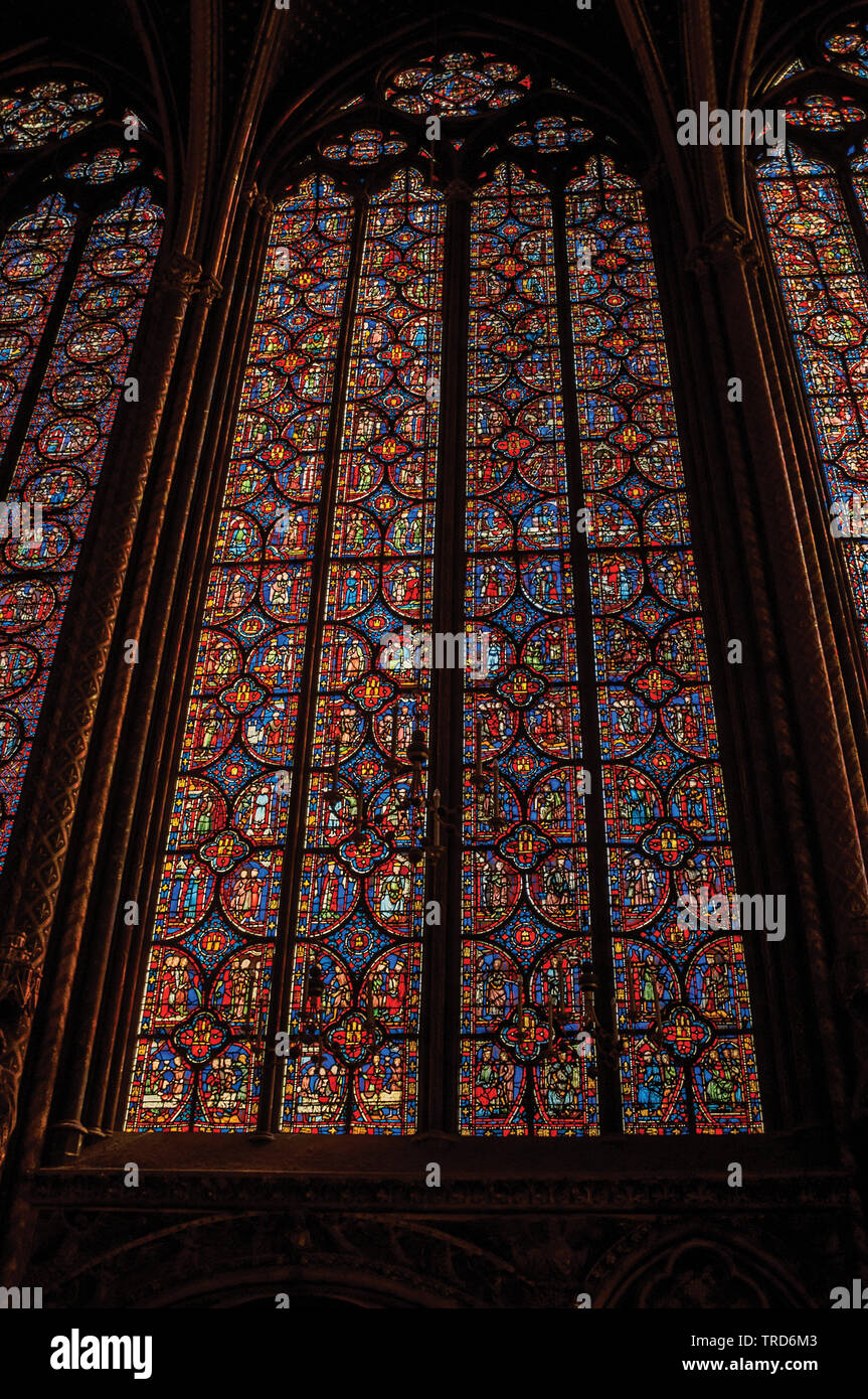 Vitraux colorés dans le quartier gothique de la Sainte-Chapelle (église ...