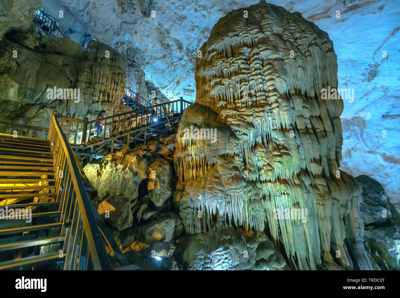 Grotte de calcaire en forme de formations géologiques avec de belles ...