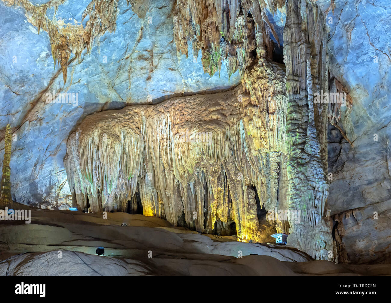Grotte de calcaire en forme de formations géologiques avec de belles ...