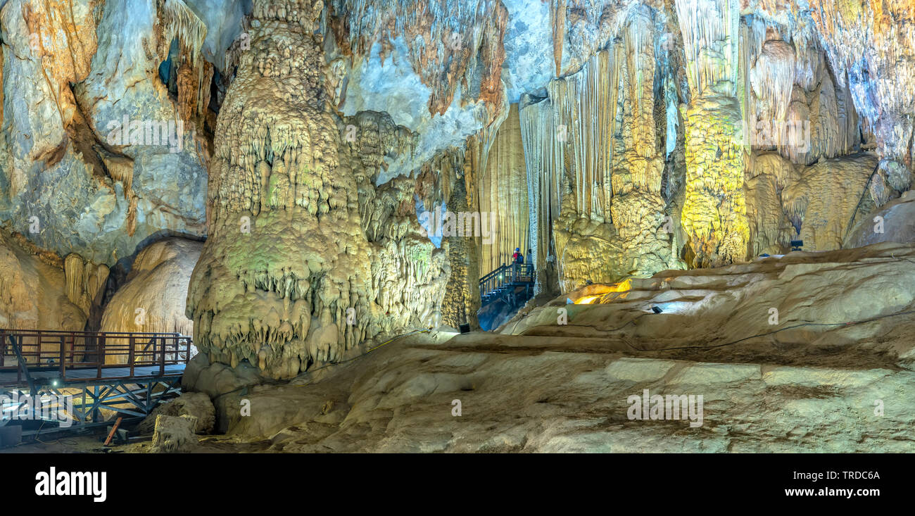 Grotte de calcaire en forme de formations géologiques avec de belles ...