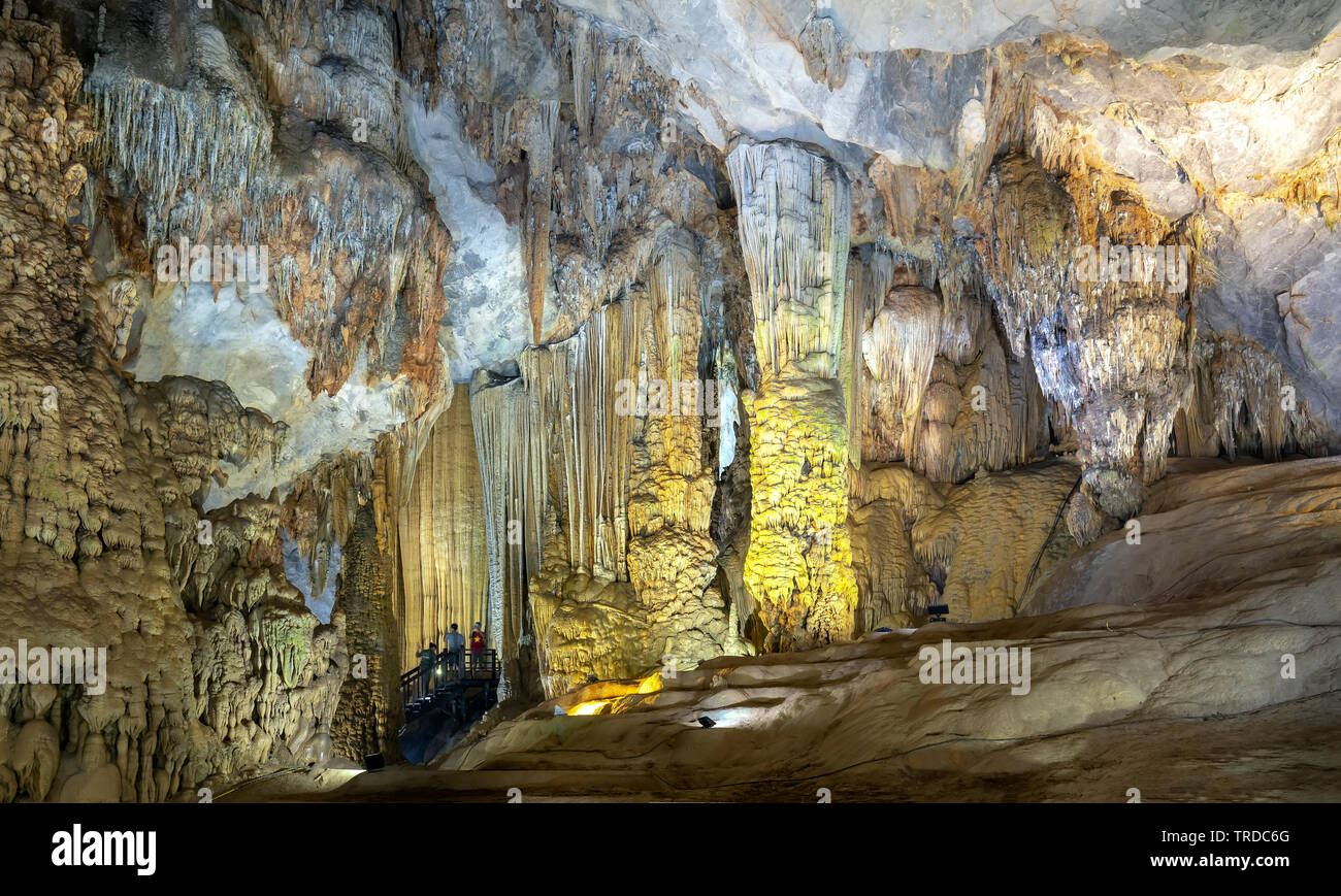 Grotte de calcaire en forme de formations géologiques avec de belles ...