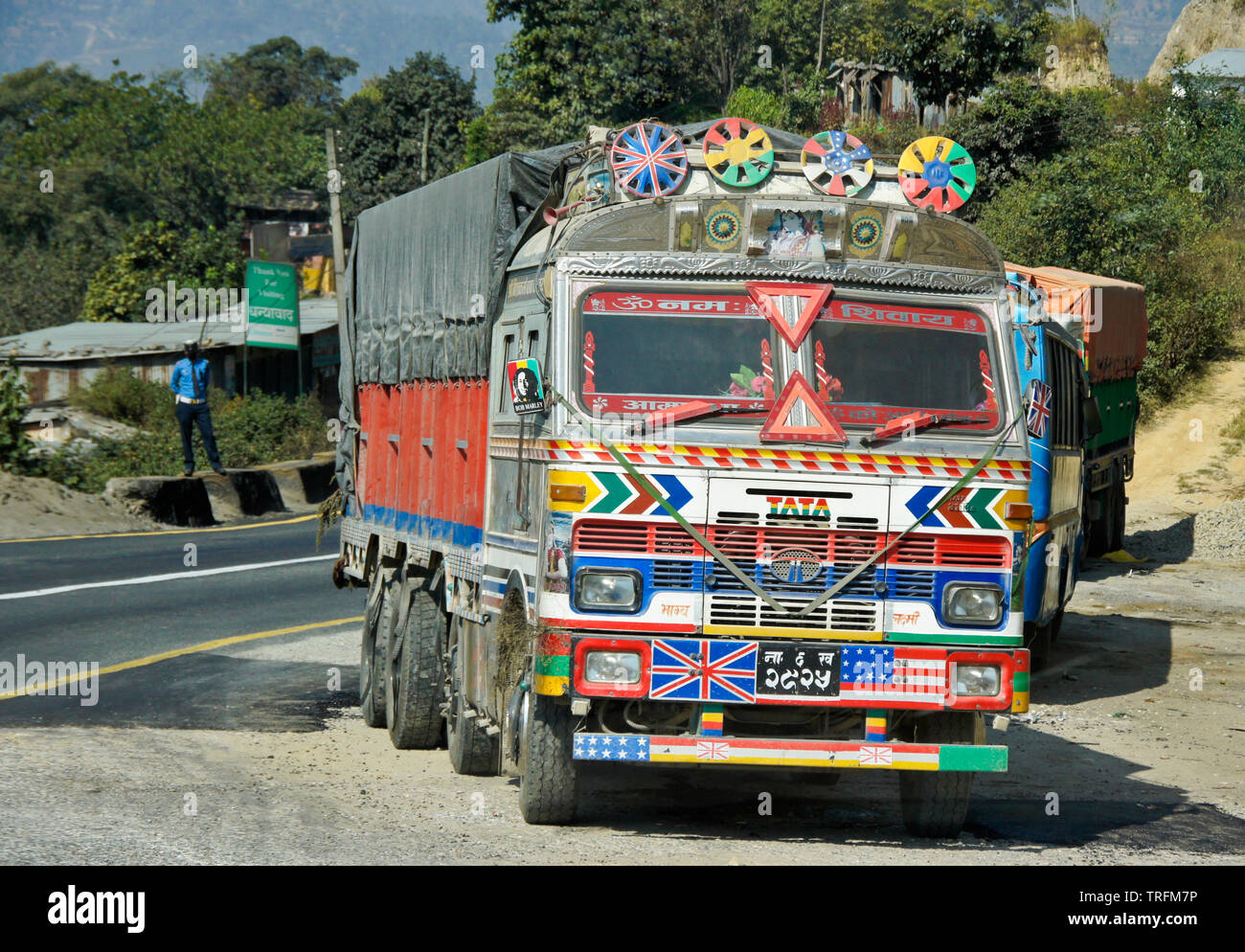 Camion Tata peintes de couleurs vives en stationnement sur la courbe de ...