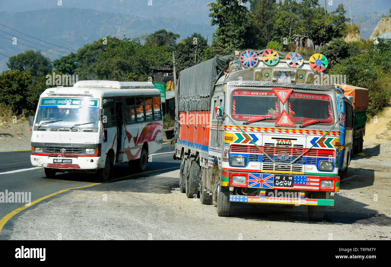 Petit bus passant par camion Tata peintes de couleurs vives en ...
