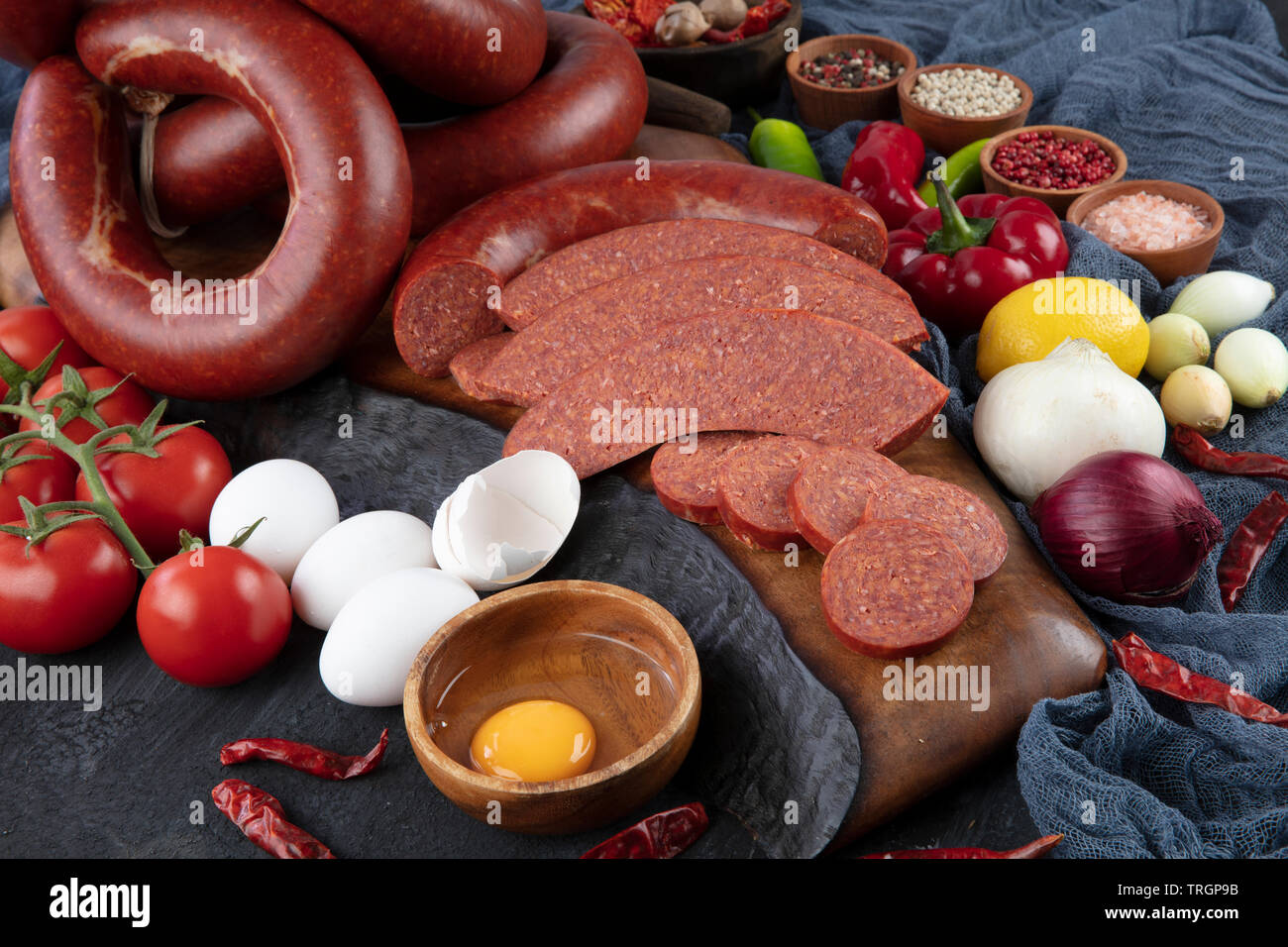 ( Saucisse Sucuk Turc ) Notion photo. La cuisine turque ; oeufs ...