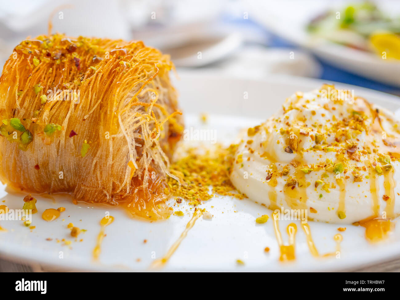 Close up d'un succulent dessert grec. Le yogourt grec kataifi avec du ...