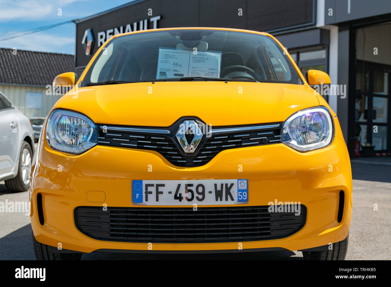 Renault jaune Banque de photographies et d’images à haute résolution ...