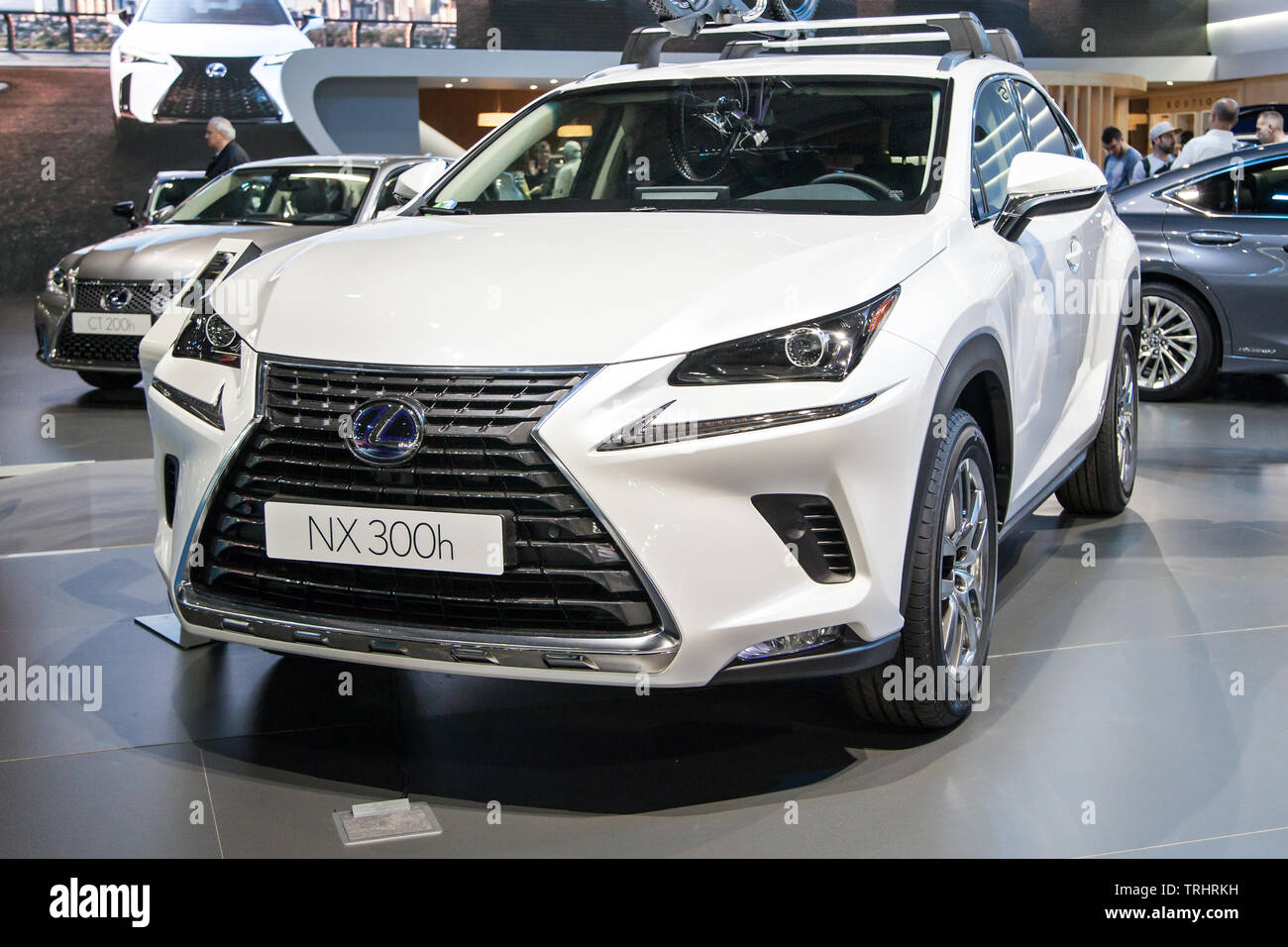 Lexus suv hybrid Banque de photographies et d’images à haute résolution - Alamy