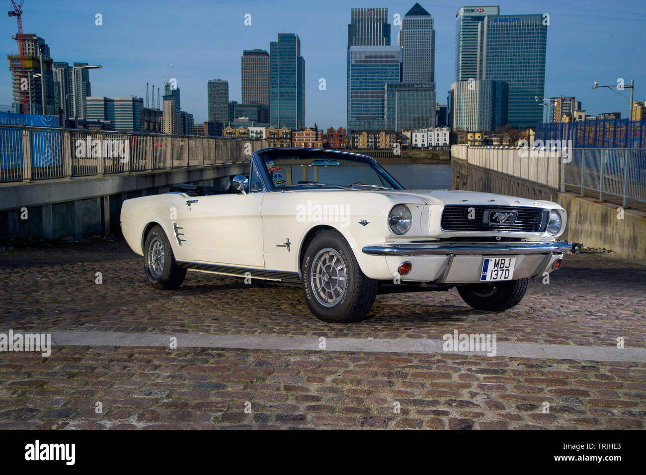 Ford Mustang 1966 Bleu Banque d'image et photos - Alamy