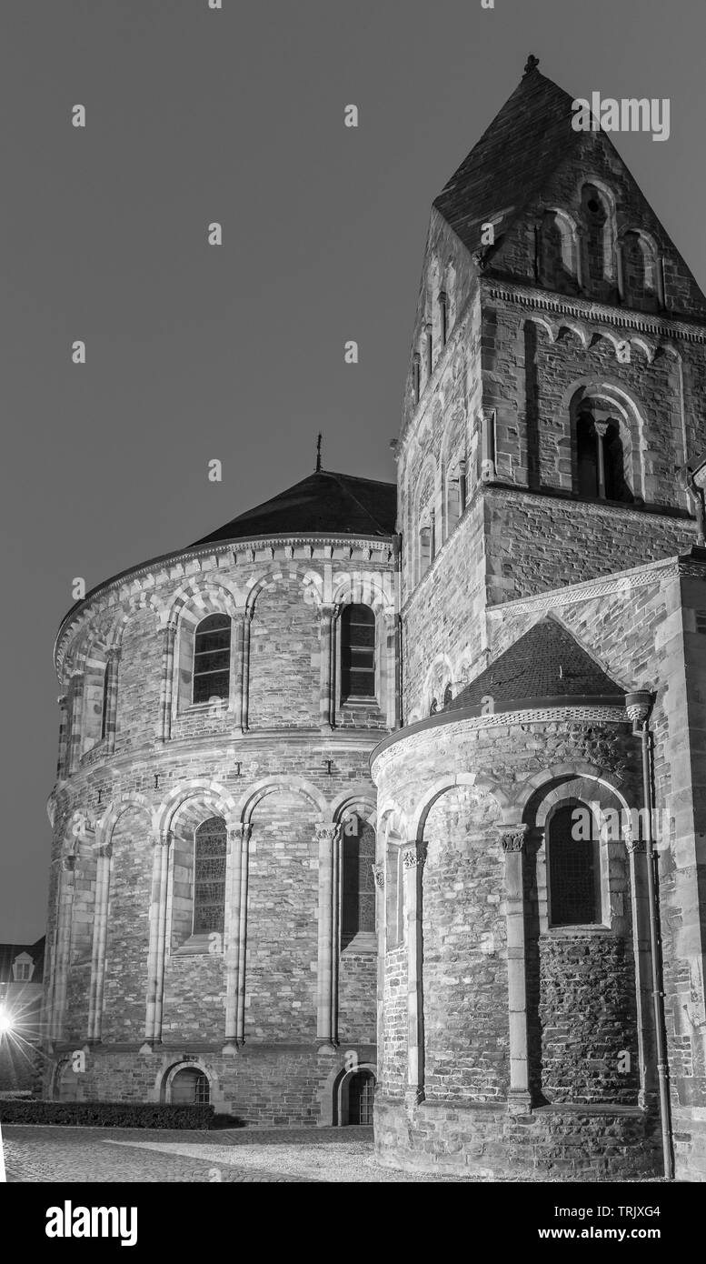La basilique Notre Dame est une église romane dans le centre historique ...