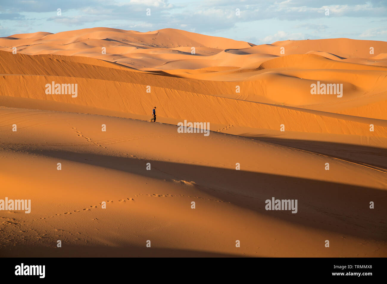 Une personne solitaire erre à travers le désert du Sahara au Maroc ...