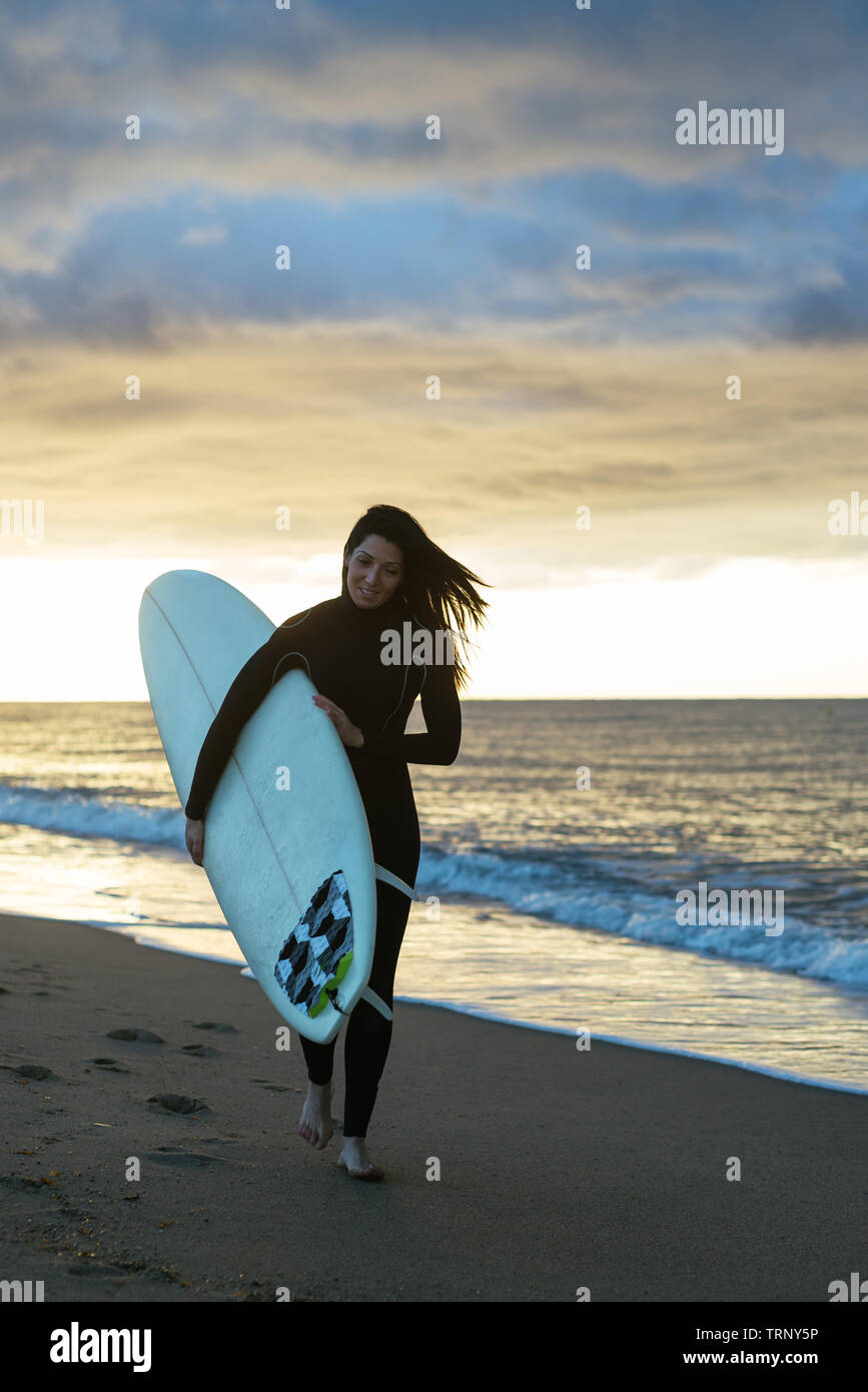 Girl on surfboard Banque de photographies et d’images à haute ...
