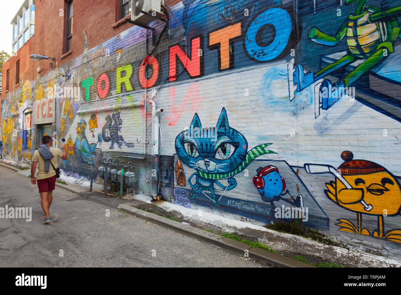 Graffiti dans une ruelle Banque de photographies et d’images à haute ...