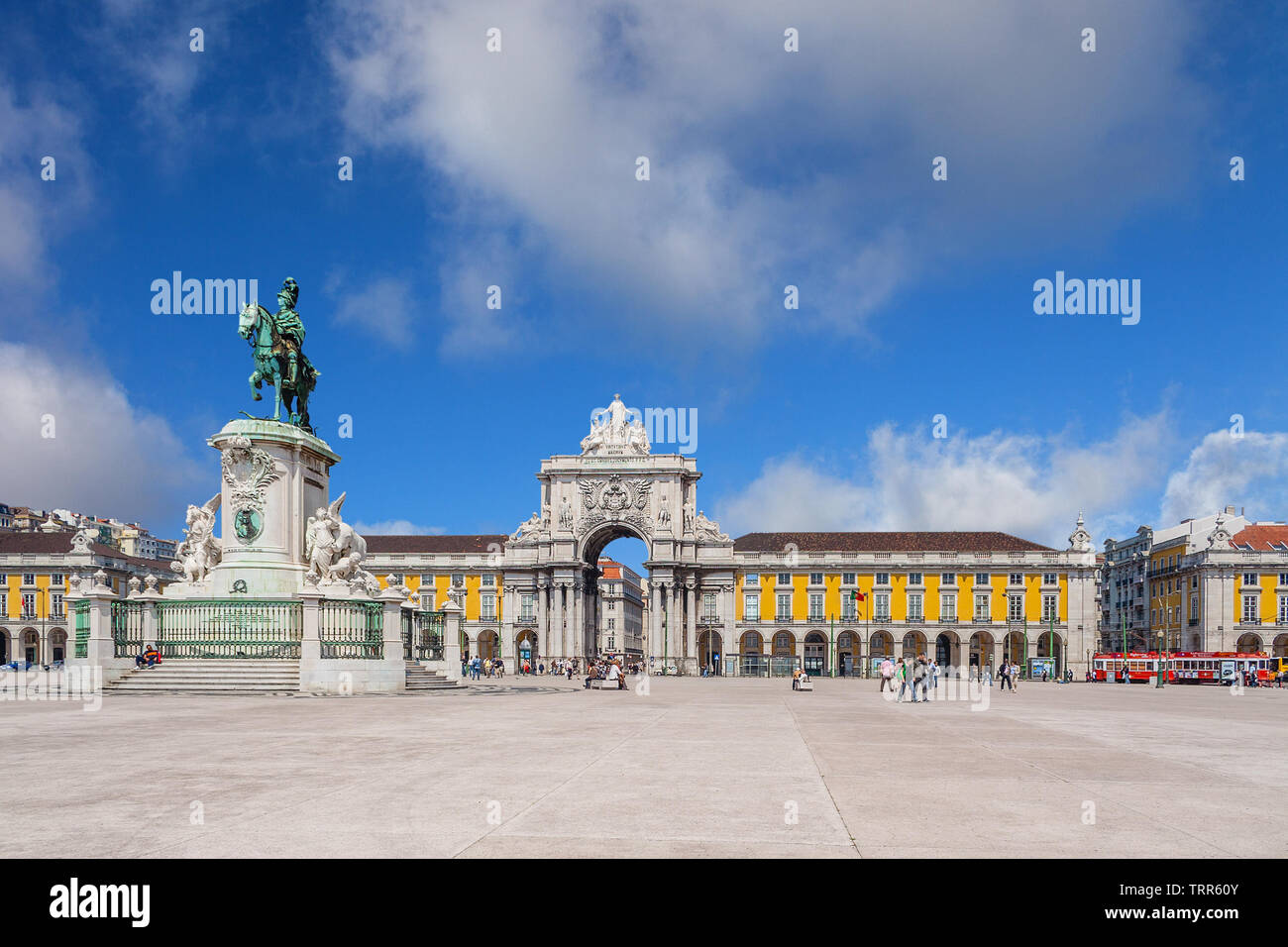 Lisbonne, Portugal. Praca do Comercio aka Terreirro do Paco Square avec le célèbre arc de ...