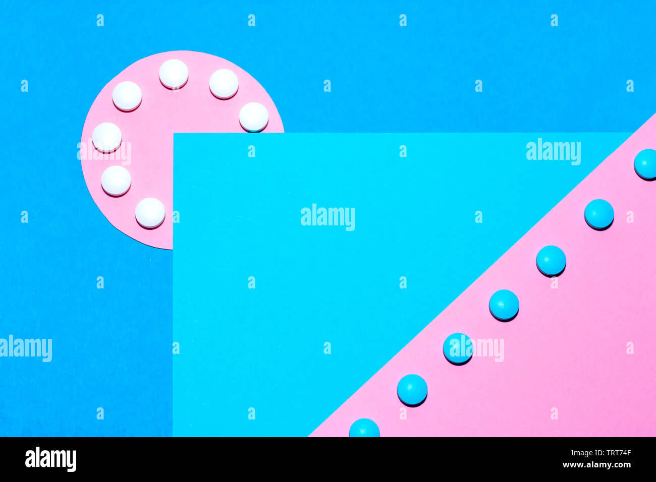 Pilule triangle rose et blanche Banque de photographies et d’images à ...