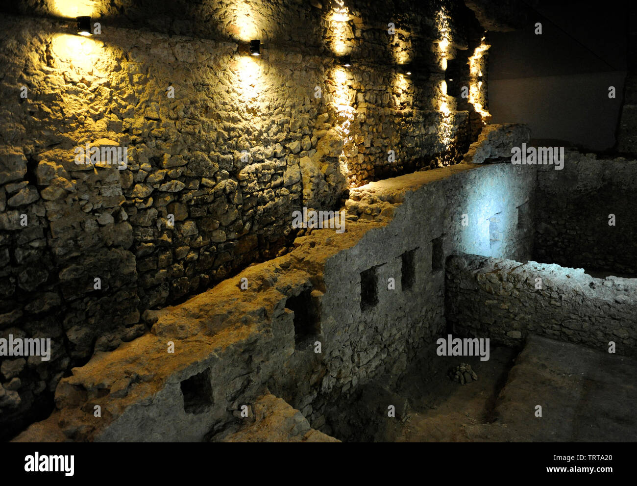 Ancien Souterrain Moyen Age Banque d'image et photos - Alamy