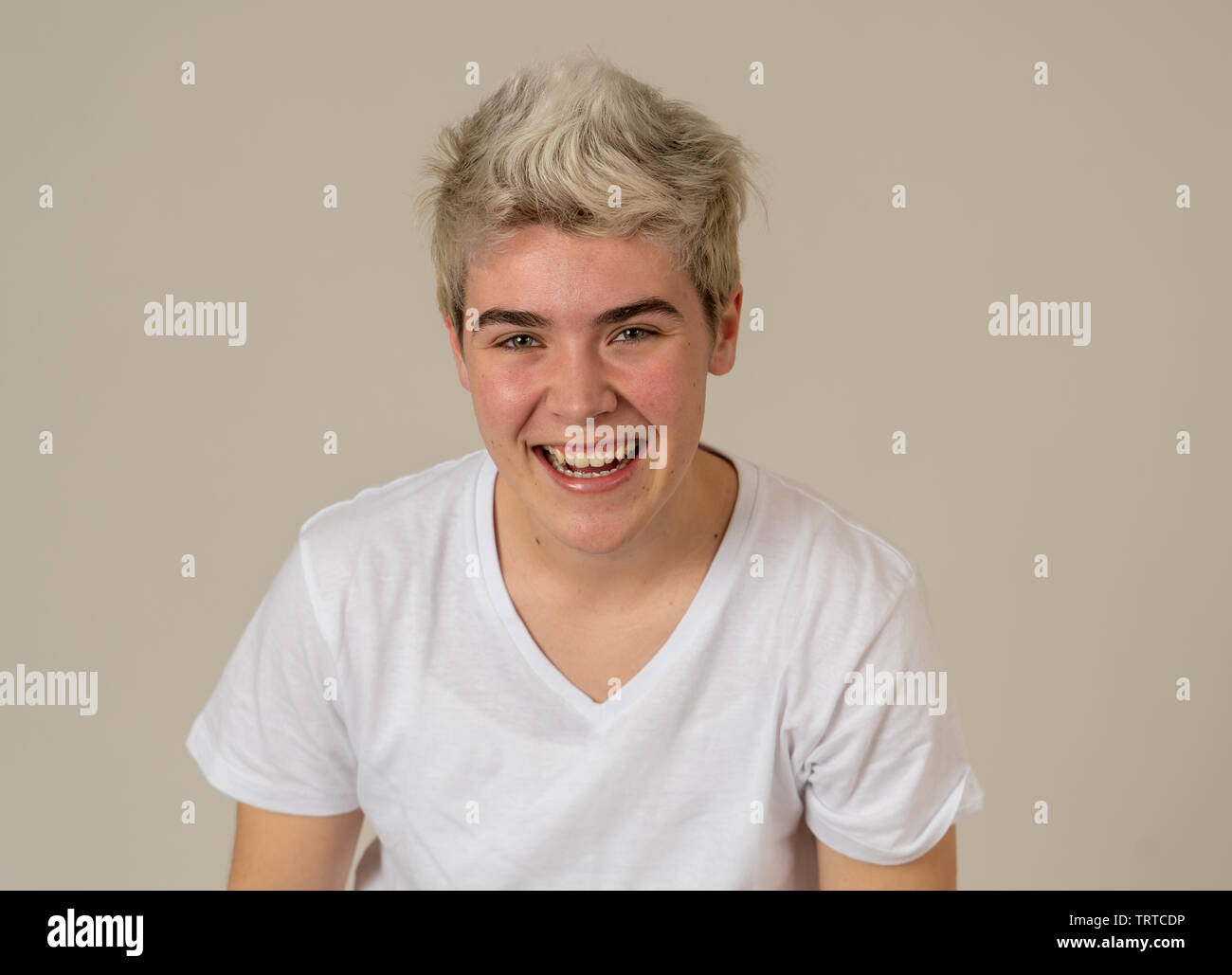 Portrait de beau jeune homme adolescent transgenre avec beau sourire et ...