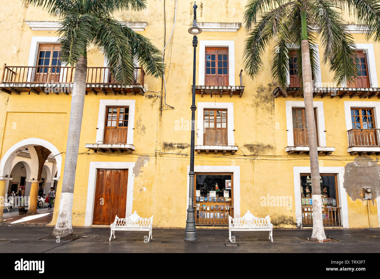 Un vieux bâtiment colonial sur la Plaza de las Armas et la Portales de ...