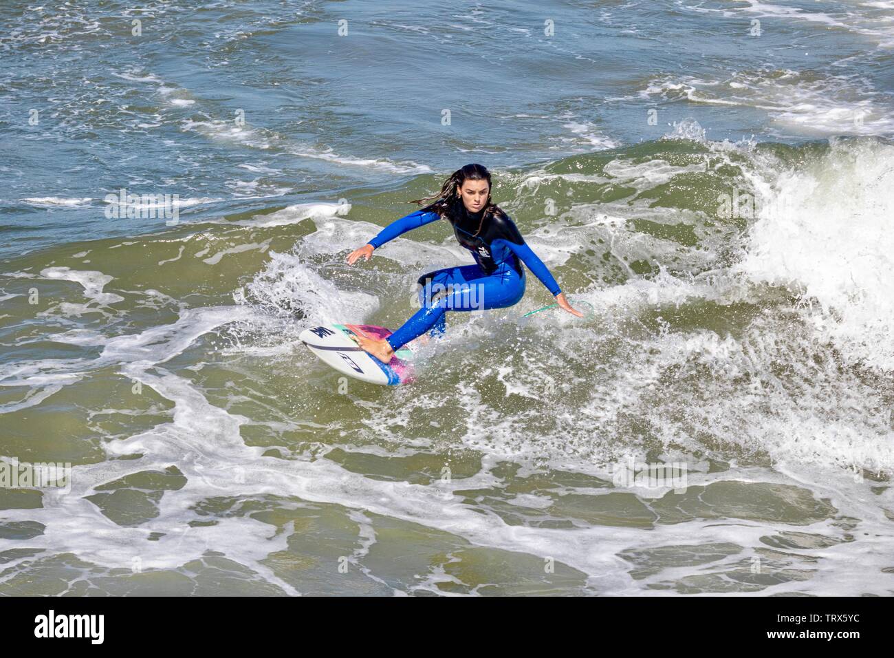 Surfeuse professionnelle Banque de photographies et d’images à haute ...
