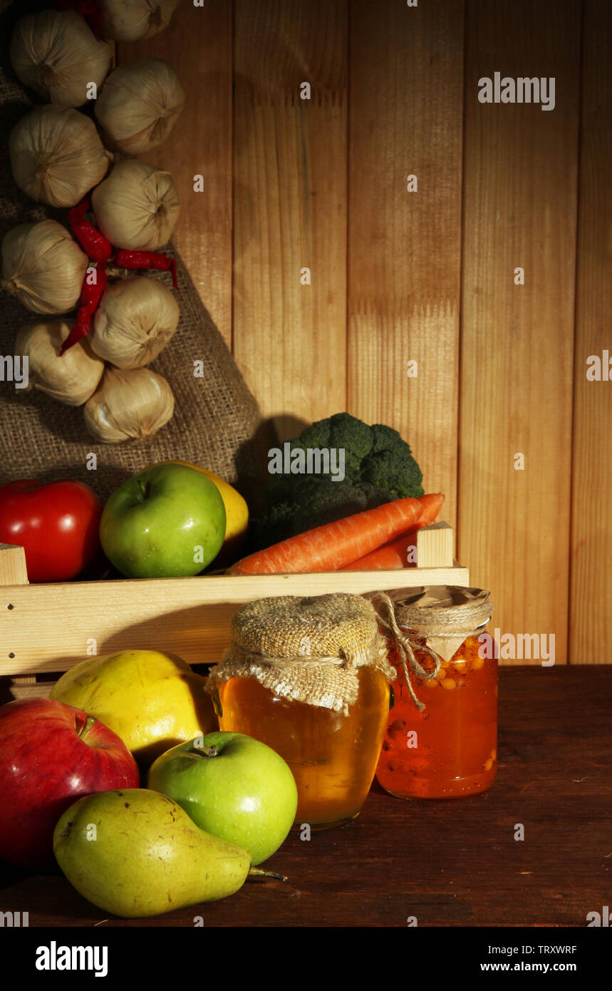 Composition de différents fruits et légumes sur le tableau sur fond de ...