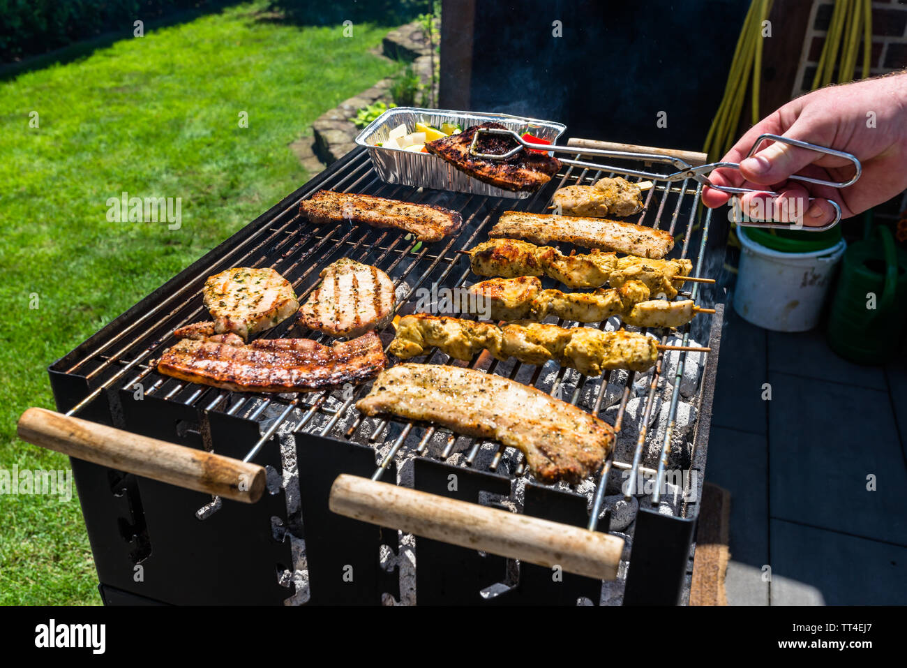 Différents types de viande frits sur le grill accueil, debout sur un ...