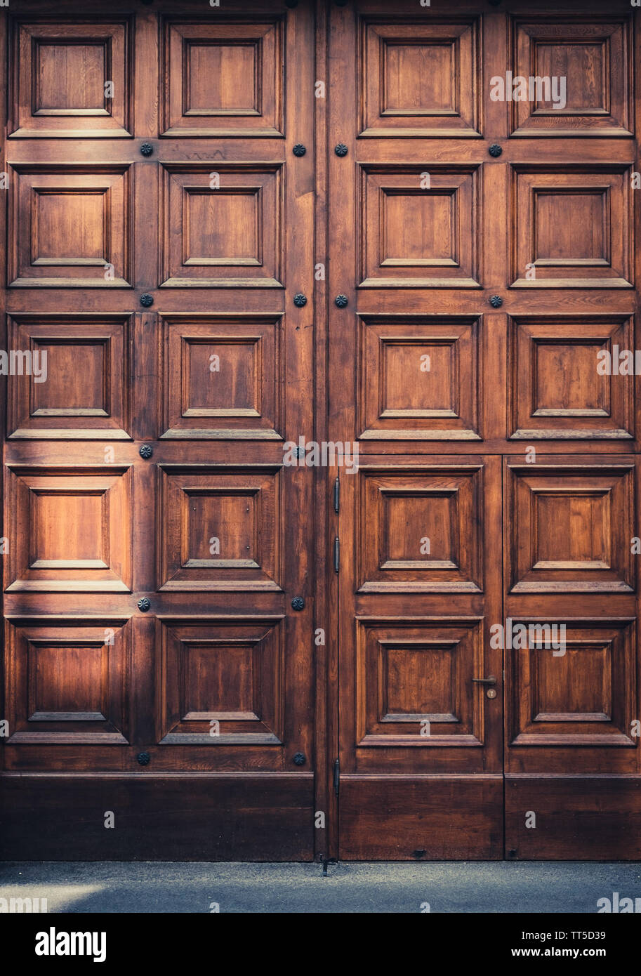 Grande porte en bois ou en bois Banque de photographies et d’images à ...