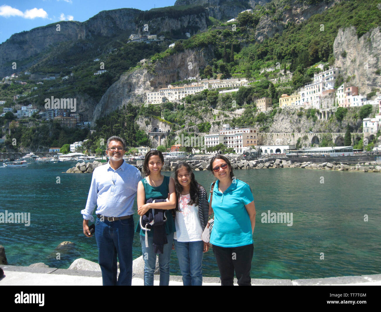 Famille de quatre, SUR LE CHEMIN DE Côte Amalfitaine EN VUE DE MAISONS ...