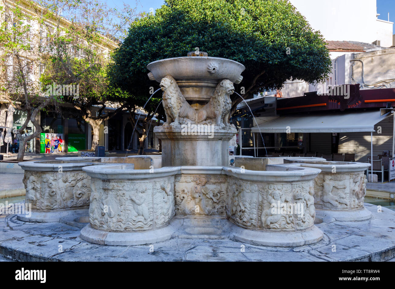 Fontaine aux lions de pierre Banque de photographies et d’images à ...