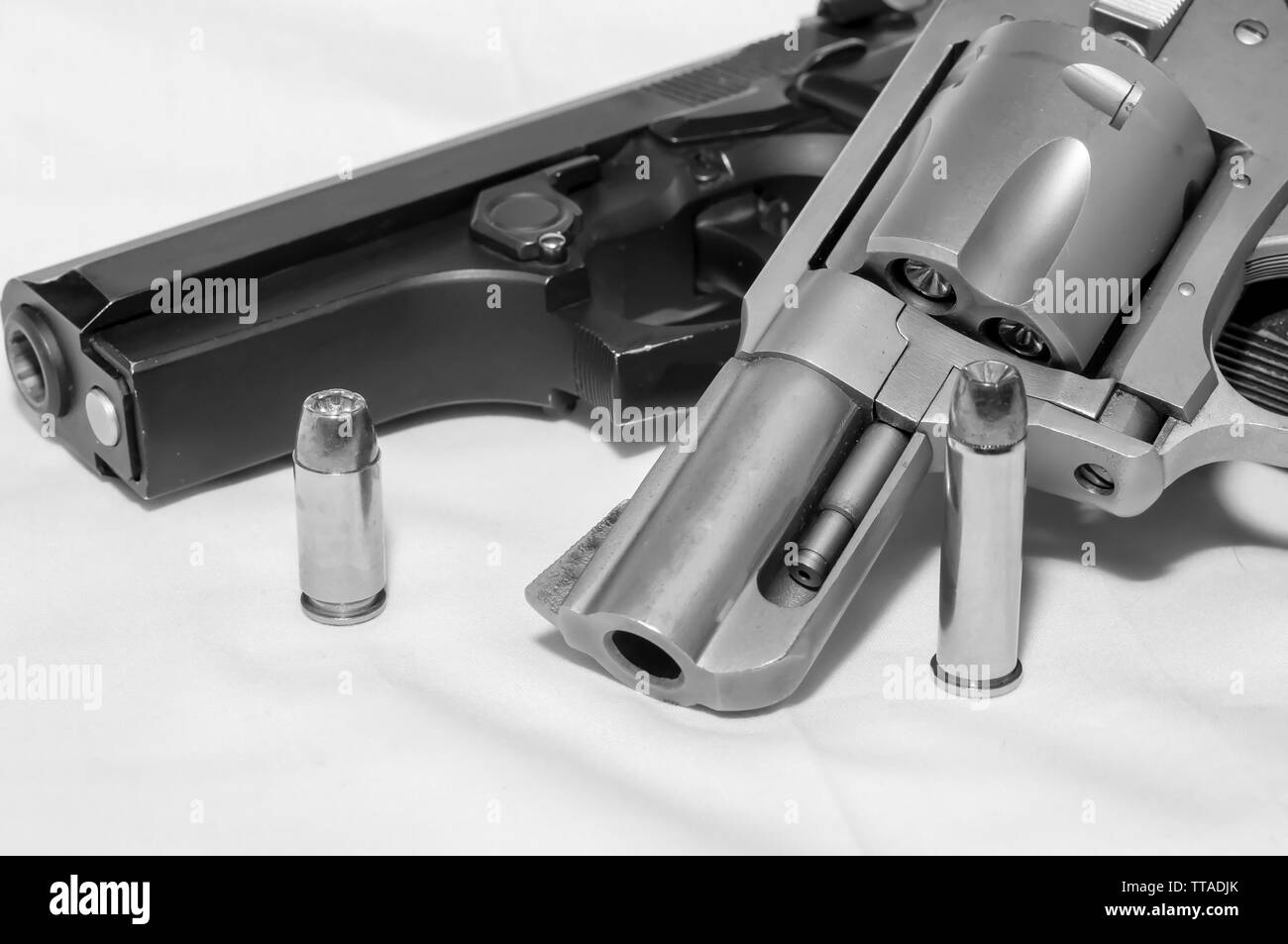 Deux armes de poing, un pistolet de calibre 40 et un revolver Magnum 357 avec une balle pour ...