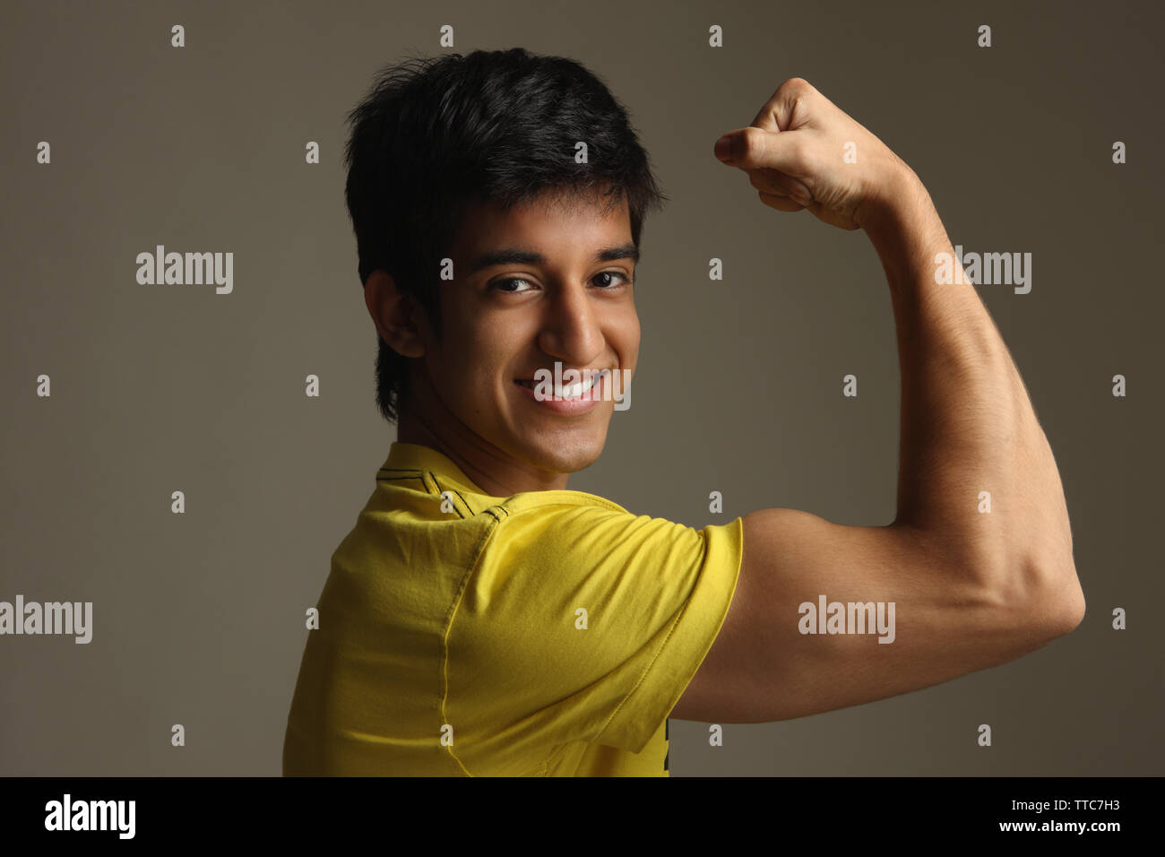Teenage boy flexing muscles Banque de photographies et d’images à haute ...