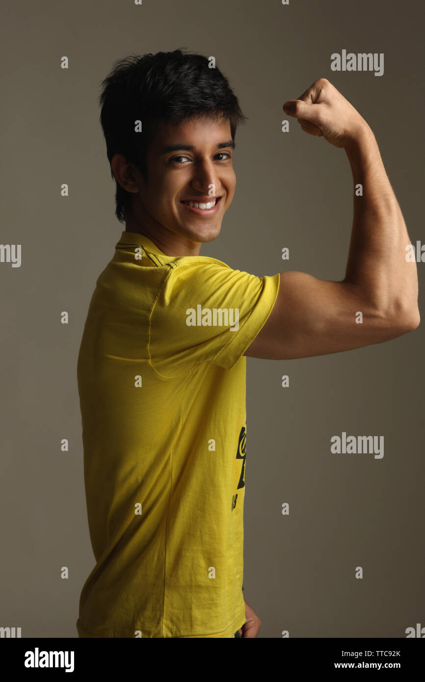 Teenage boy flexing muscles Banque de photographies et d’images à haute ...