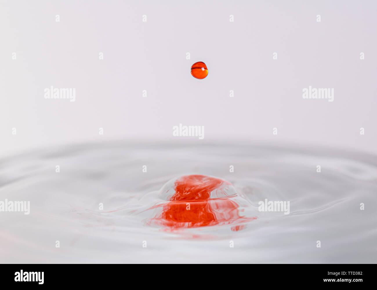 Goute de sang fond transparent Banque de photographies et d’images à ...