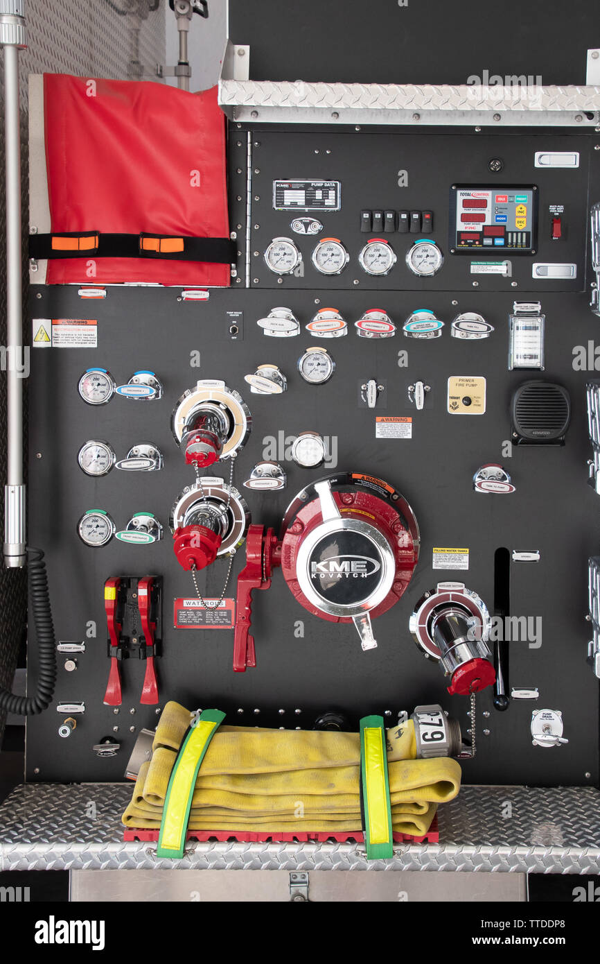 Panneau de commande sur un camion de pompiers Banque de photographies ...