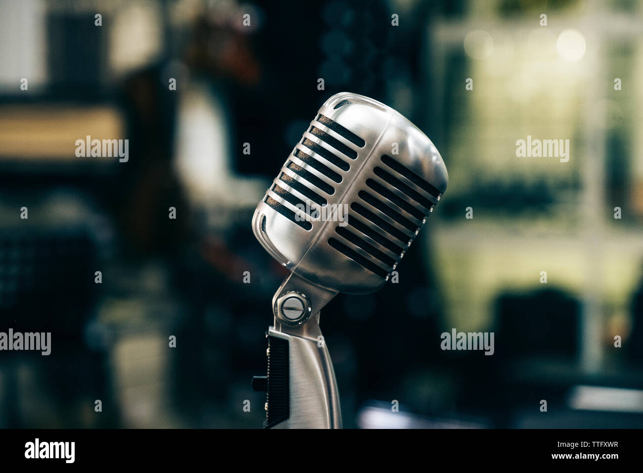 Vieux microphone pied argent Banque de photographies et d’images à haute résolution - Alamy
